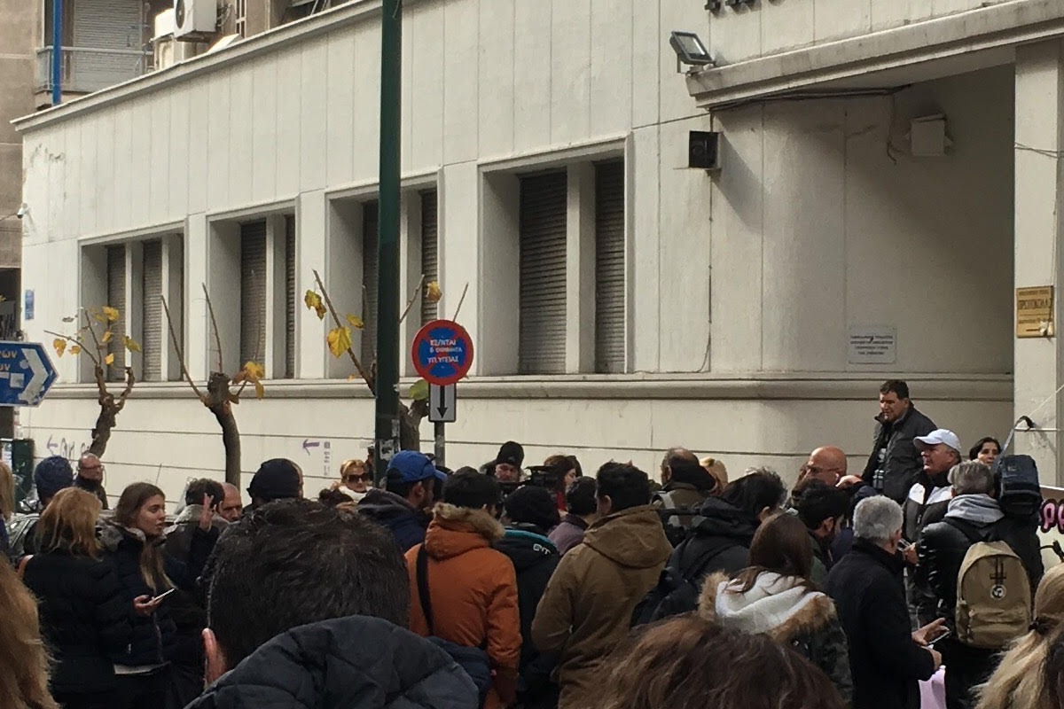 Ένταση με Αδωνι Γεωργιάδη στη συγκέντρωση των συμβασιούχων στο ...
