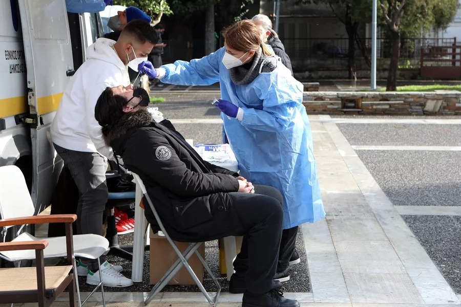 Συναγερμός στον ΕΟΔΥ: 57 θάνατοι και 70 διασωληνωμένοι από κορωνοϊό ...