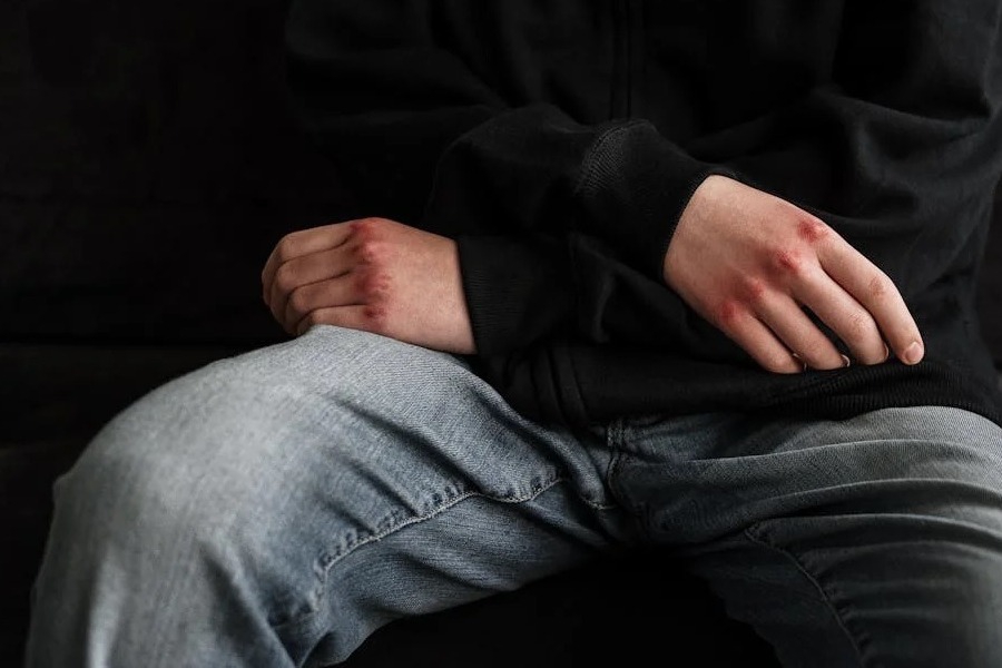 Αγριο ξύλο μεταξύ κοριτσιών μέσα σε αυλή σχολείου στα Χανιά | E-Radio ...