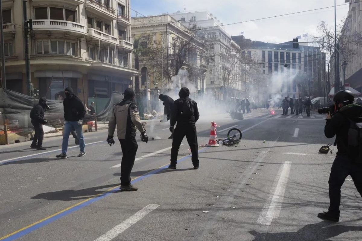 Αγρια επεισόδια στο Σύνταγμα στο Πανεκπαιδευτικό συλλαλητήριο ‑ Μολότoφ ...