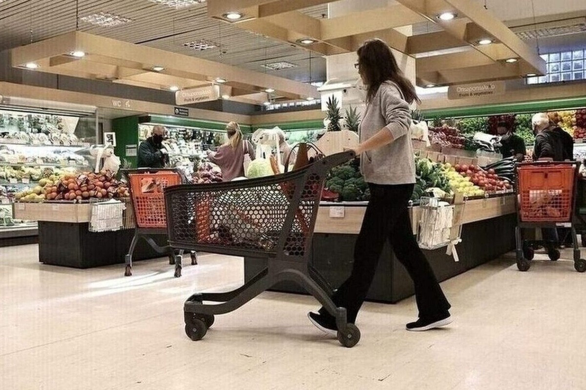 Τα προϊόντα που φθηναίνουν έως και 18% από σήμερα στα ράφια των σούπερ ...