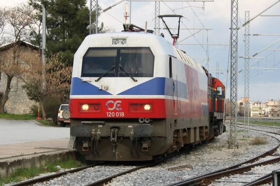 Θεσσαλονίκη: Τρένο προσέκρουσε σε δέντρο ‑ Τραυματίστηκε μηχανοδηγός ...