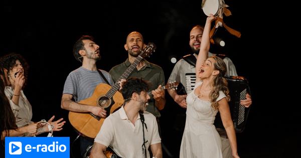 «Μες στους ανθισμένους κήπους»: Μια παράσταση για τον Μίκη Θεοδωράκη ...