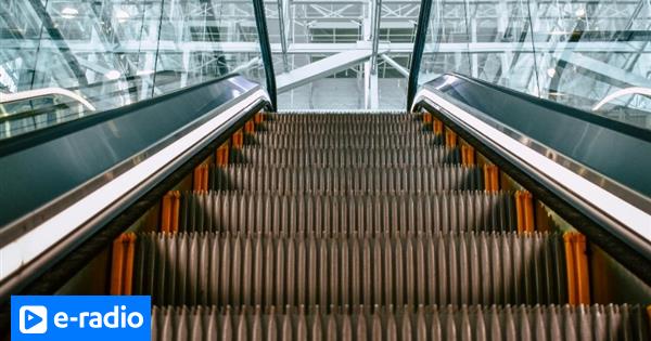 Η πιο άχρηστη κυλιόμενη σκάλα στον κόσμο: Γιατί όλοι θέλουν να ανέβουν 83,4 εκατοστά (video) | E ...